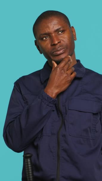 Vídeo Vertical Guardia Seguridad Haciendo Gesto Mano Pensante Con Tarea ...