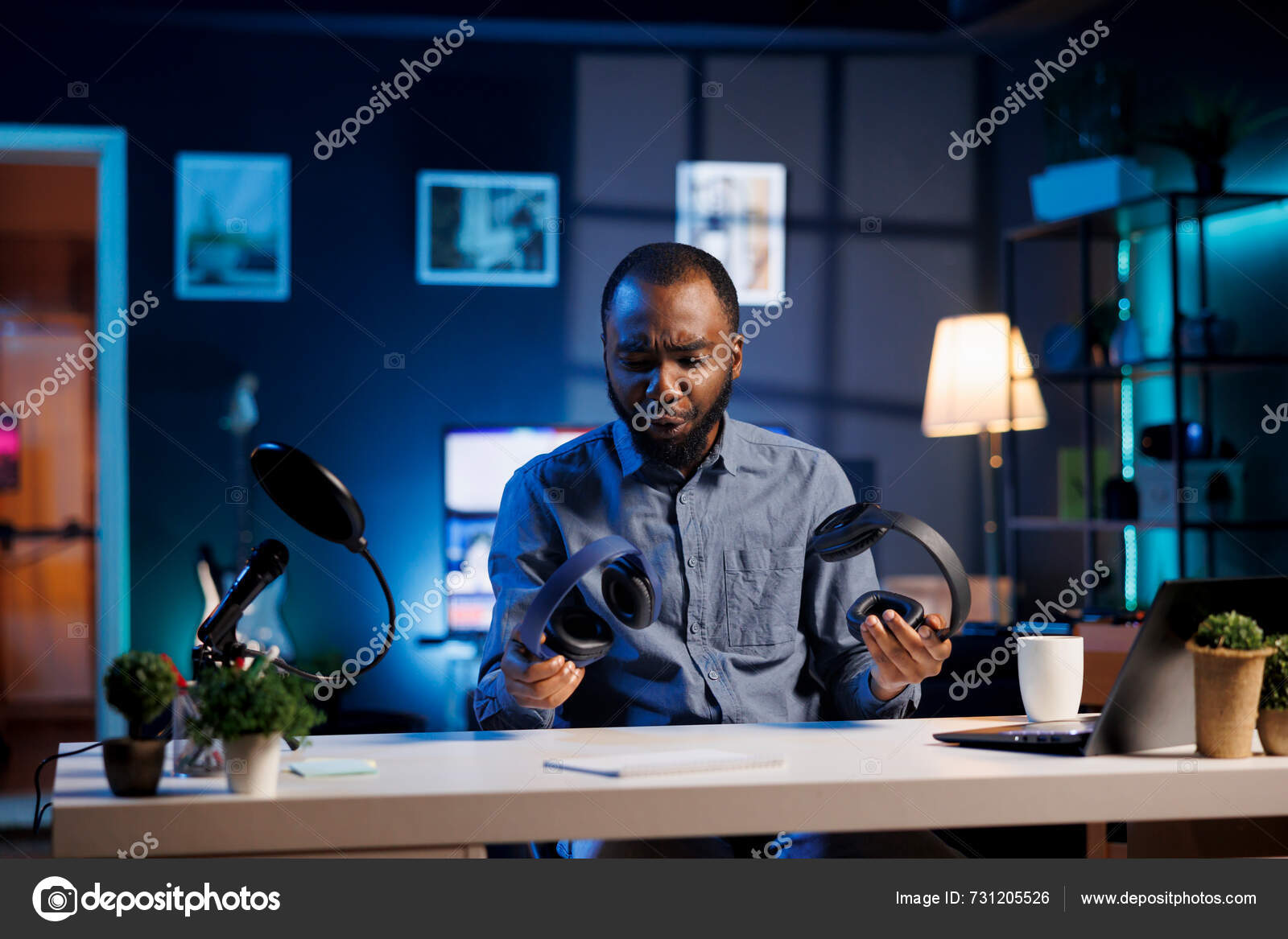 Creador Contenido Sala Estar Con Poca Luz Utiliza Cámara Para — Foto de ...