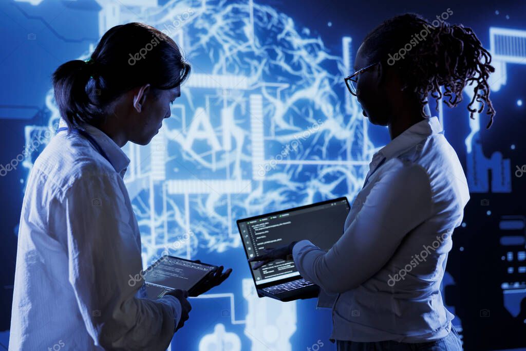 Programadores capacitados hacen una lluvia de ideas sobre formas de utilizar la computaci n ...