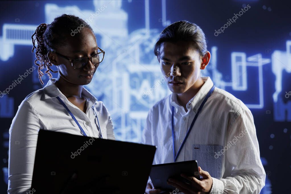 Colaboradores de BIPOC actualizando redes neuronales, escribiendo intrincados scripts de c digo ...