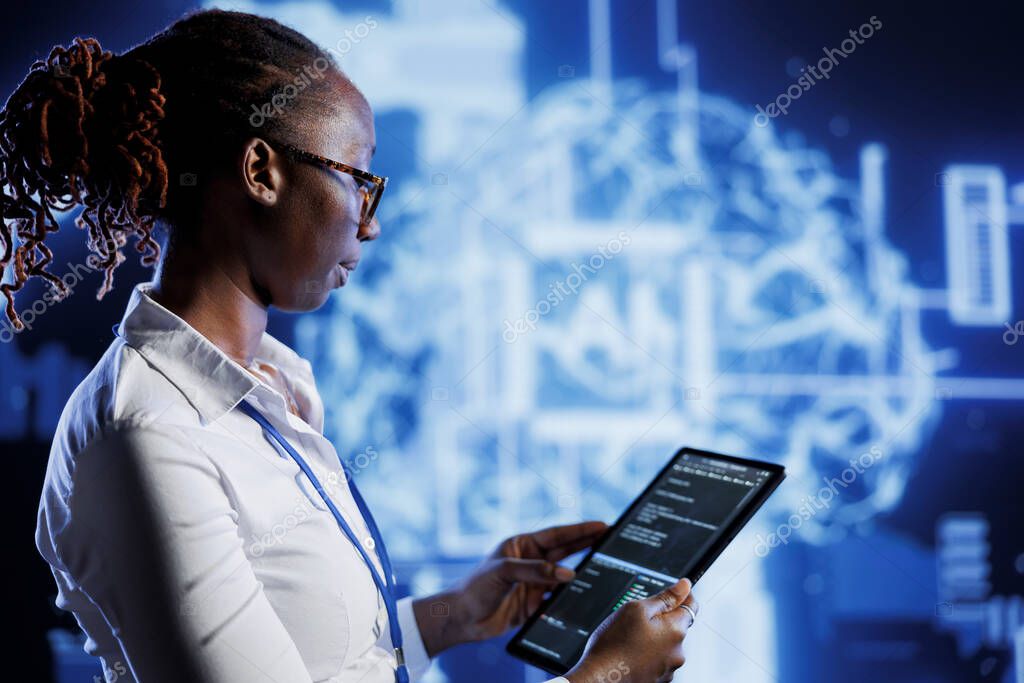 El consultor de TI actualiza las redes neuronales hechas de nodos interconectados, escribiendo ...