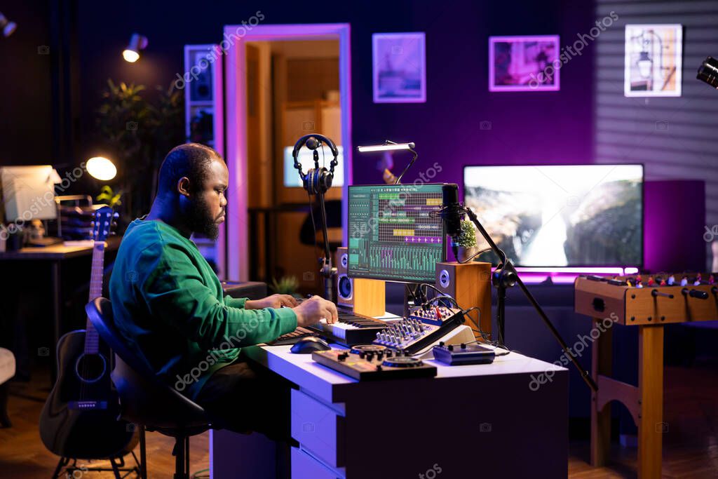 Compositor de audio tocando el teclado electrónico del piano para crear ...
