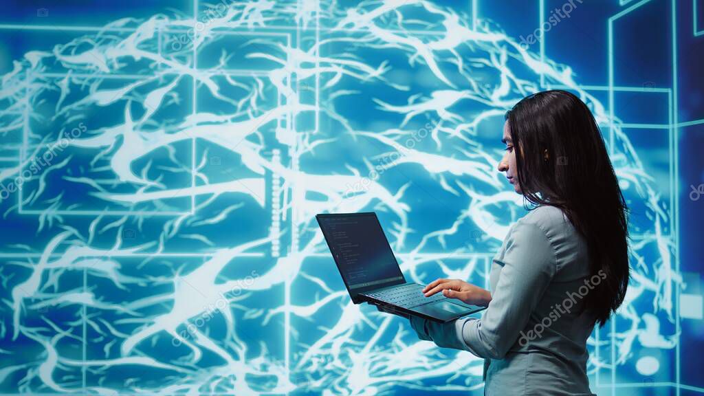 Científico informático trabajando en la computadora portátil, la ...