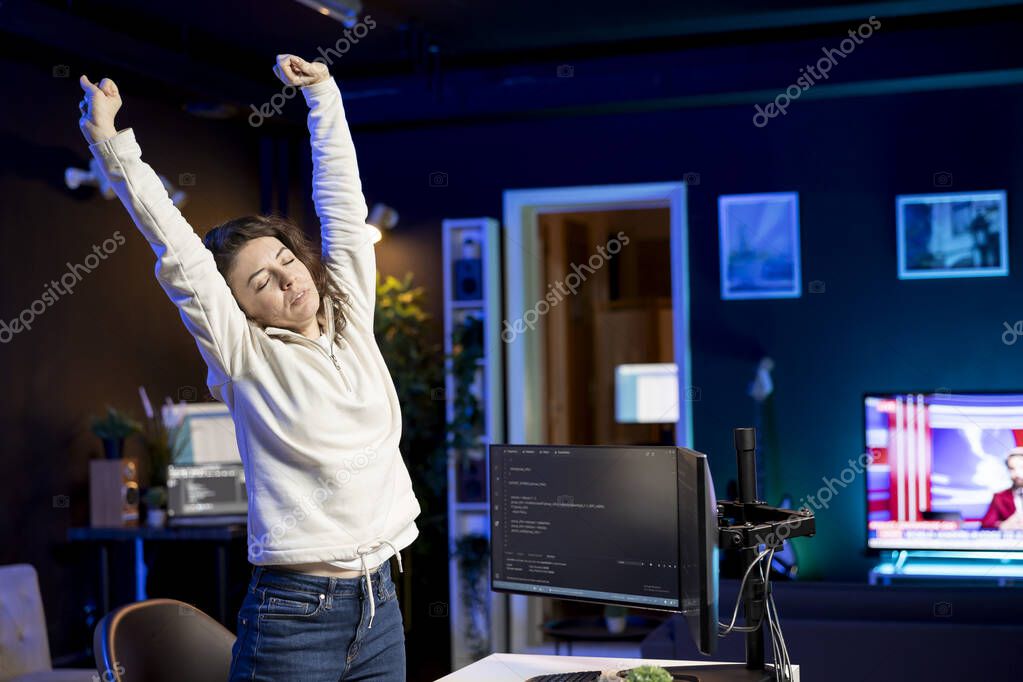 Programador haciendo garantía de calidad del software, estirando los ...