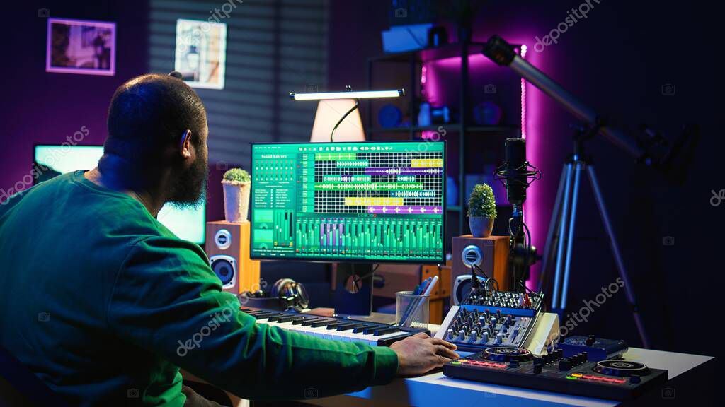 Compositor de audio tocando el teclado electrónico del piano para crear ...