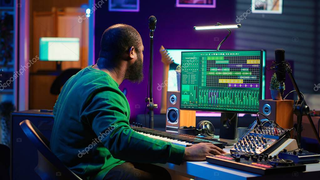 Compositor de audio tocando el teclado electrónico del piano para crear ...