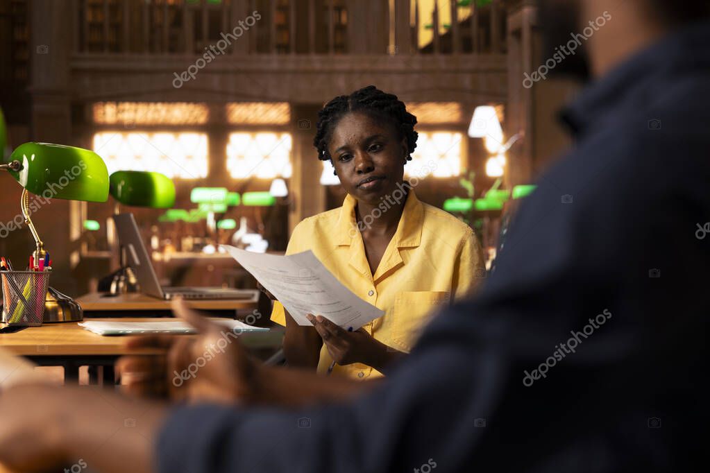 Los eruditos dedicados negros trabajan en su proyecto de tesis en la ...