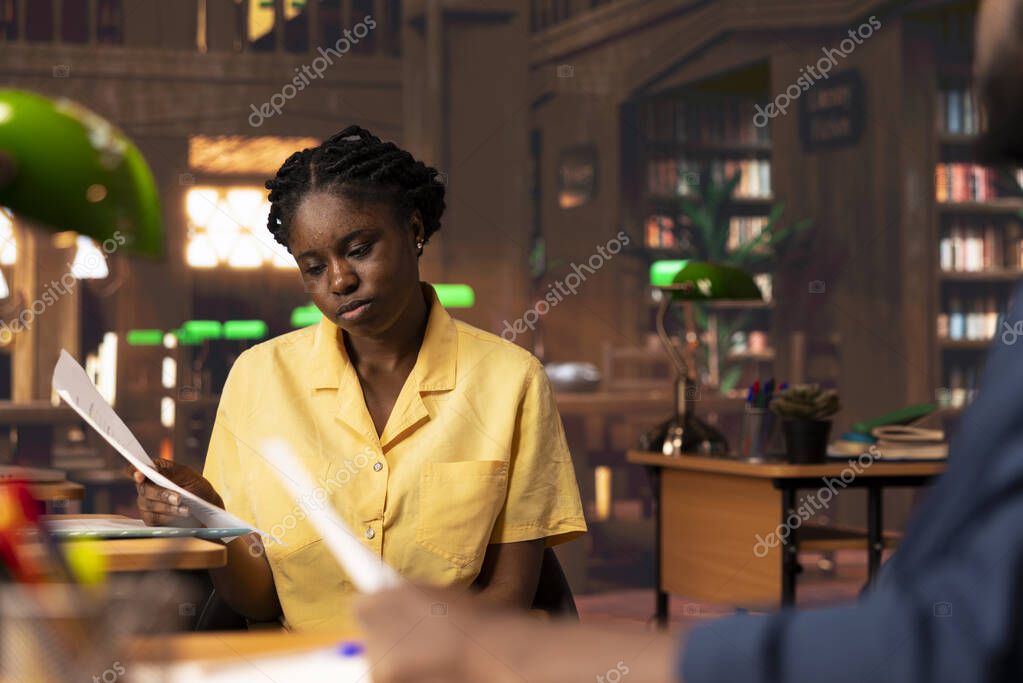 El equipo de estudiantes leyó a través de un proyecto académico en una ...