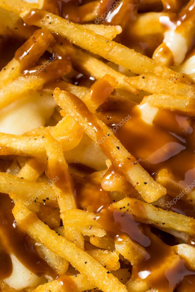 Poutine canadiense hecho en casa Salsa Papas fritas con queso cuajada 2023