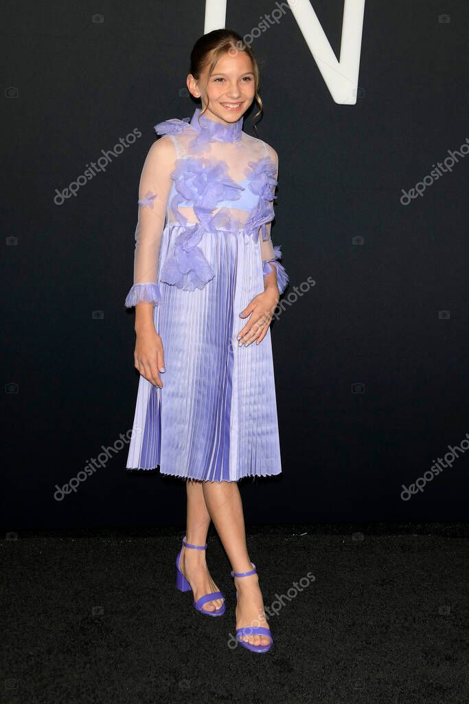 LOS ÁNGELES - DIC 7: Amie Donald en el estreno de M3GAN en el TCL ...