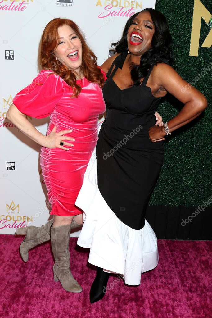 LOS ANGELES - JAN 8: Lisa Ann Walter, Sheryl Lee Ralph at A Golden ...
