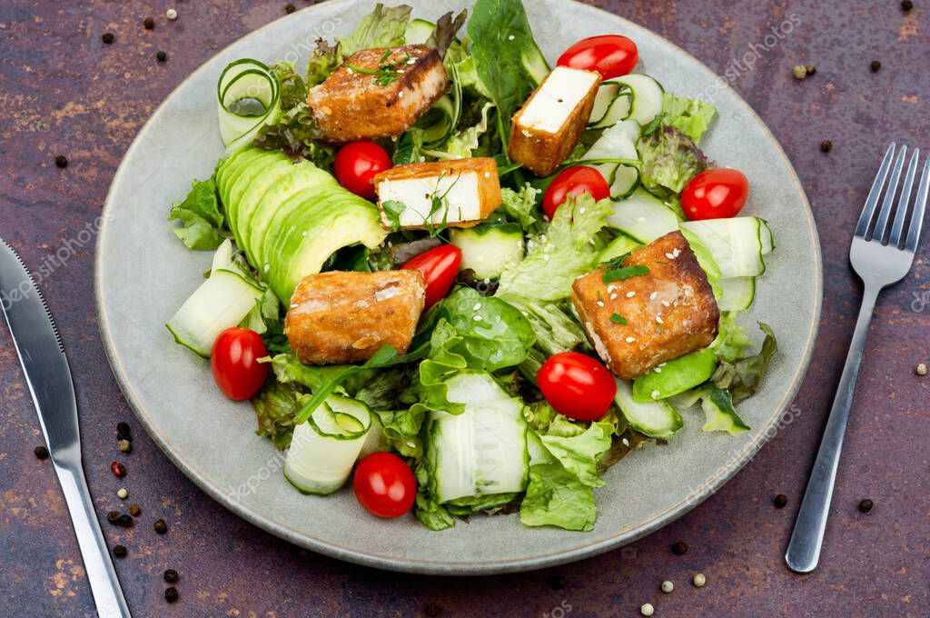 Ensalada de lechuga casera con pepino, aguacate y queso de soja tofu ...