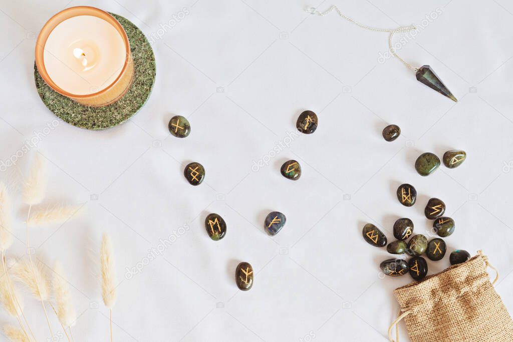 Conjunto de piedras de runa para adivinaci n y adivinaci n. Bodeg n m ...