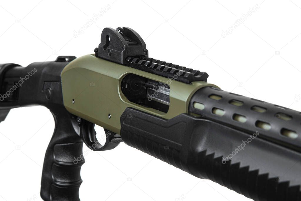 Escopeta calibre 12 de acción bomba aislada sobre fondo blanco. Un arma ...