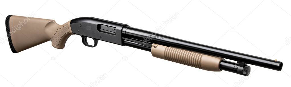 Escopeta calibre 12 de acción bomba aislada sobre fondo blanco. Mango ...