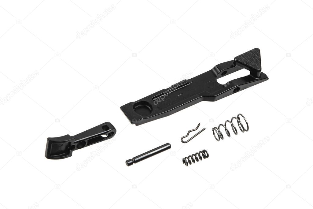 Un kit de piezas de armas de fuego desmontado, incluyendo una palanca, pasador, muelles y otros ...