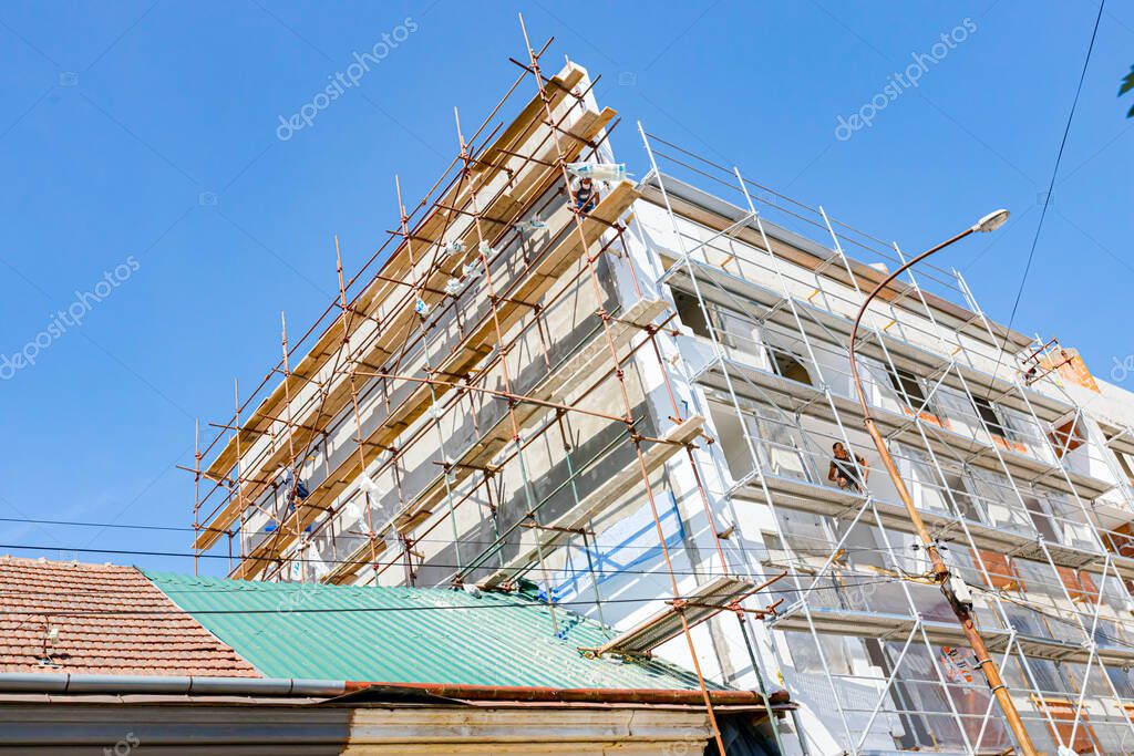 Vista sobre inacabado edificio residencial, instalación de espuma de poliestireno, material de ...