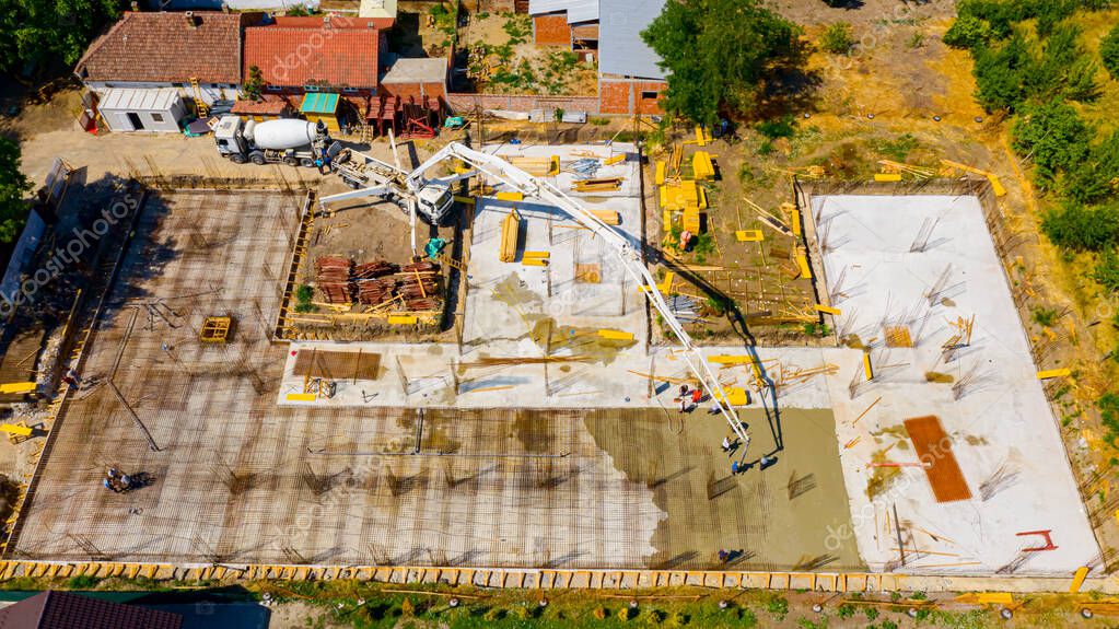 Sitio de construcci n de vista a rea, cami n mezclador verter hormig n ...