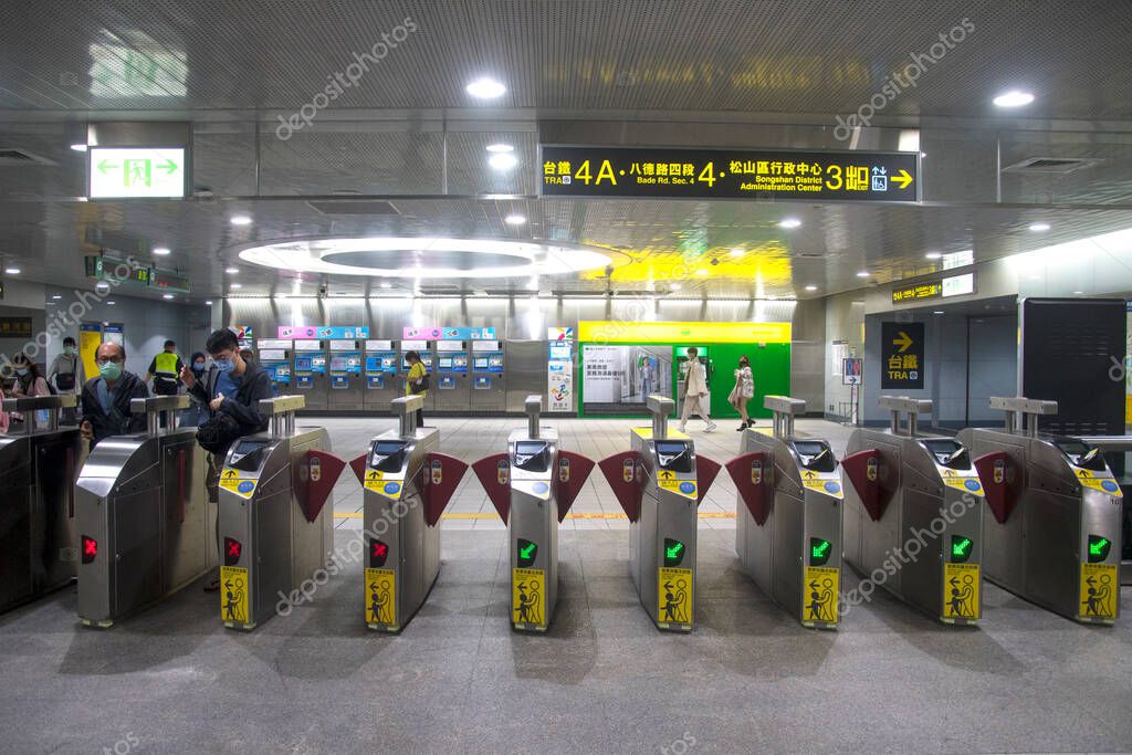 Taipei, Taiwán- 4 dic., 2022: Taipei metro station hall and platform ...