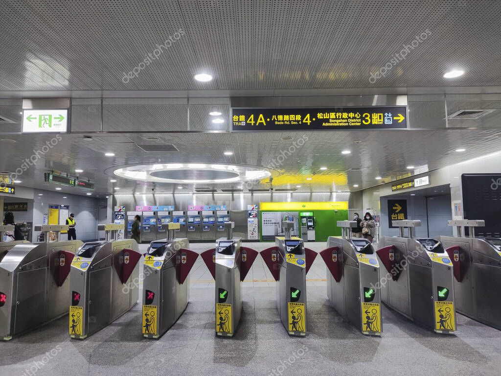 Taipei, Taiwán- 4 dic., 2022: Taipei metro station hall and platform ...