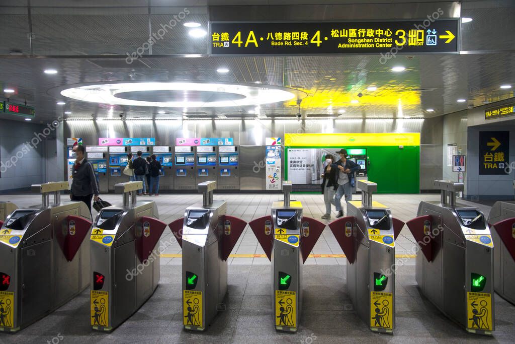 Taipei, Taiwán- 4 dic., 2022: Taipei metro station hall and platform ...
