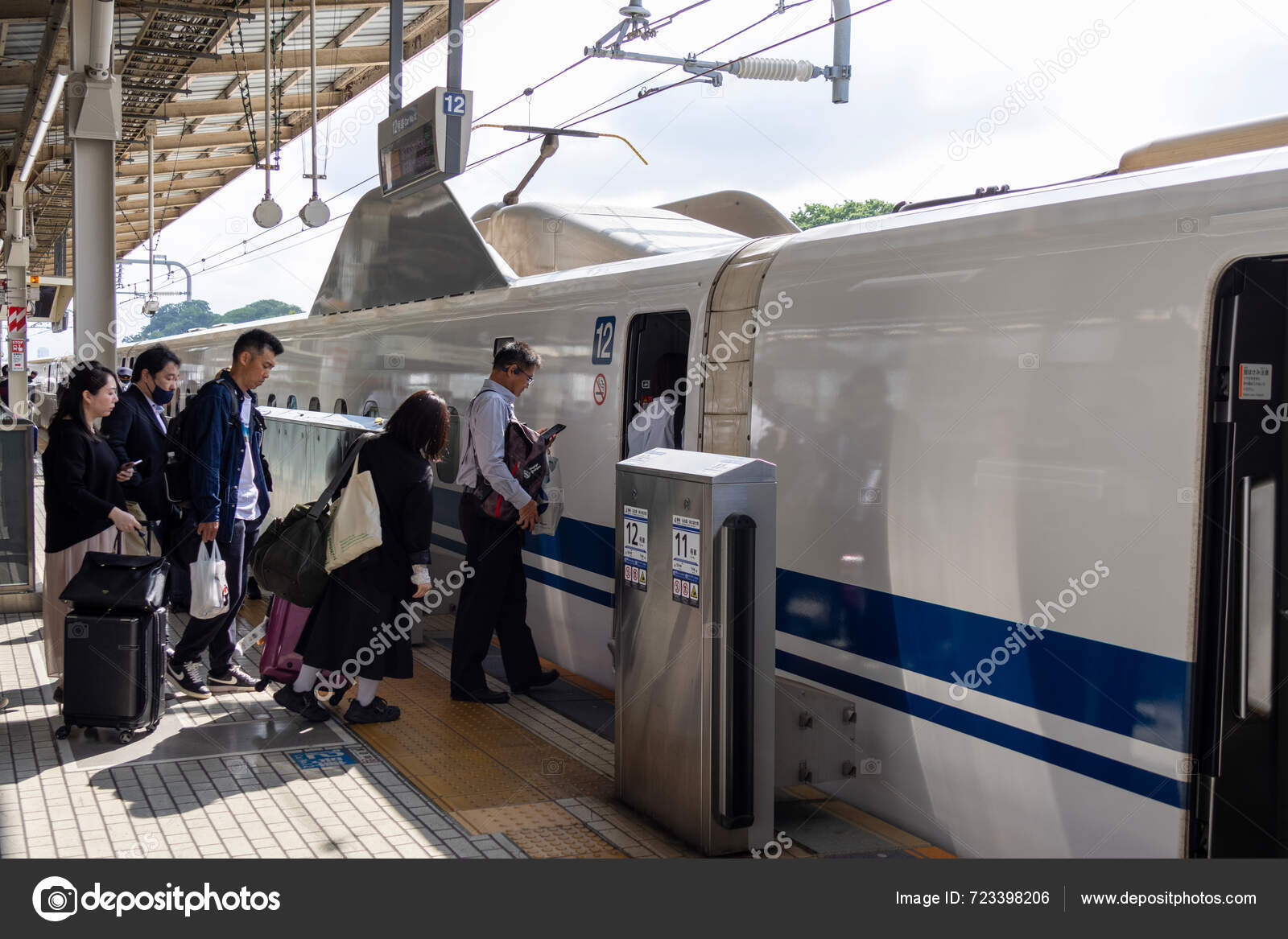 Shin Yokohama Japan May 2024 Passengers Board Shinkansen Train Shin — Stock Editorial Photo ...
