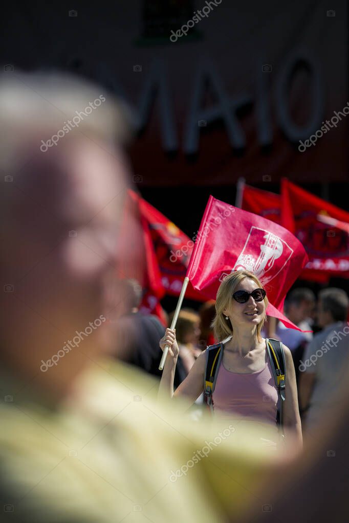 PORTO, PORTUGAL - 1 DE MAYO DE 2023: Durante la celebración del Primero de Mayo en el centro ...