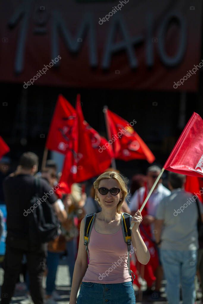 PORTO, PORTUGAL - 1 DE MAYO DE 2023: Durante la celebración del Primero de Mayo en el centro ...