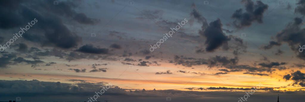 Hermosa puesta de sol sobre el horizonte con nubes dramáticas que ...