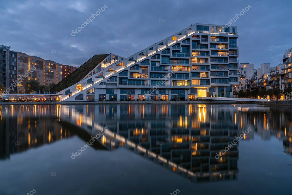 Vista exterior del 8 Housebuilding, diseñado por el famoso arquitecto ...