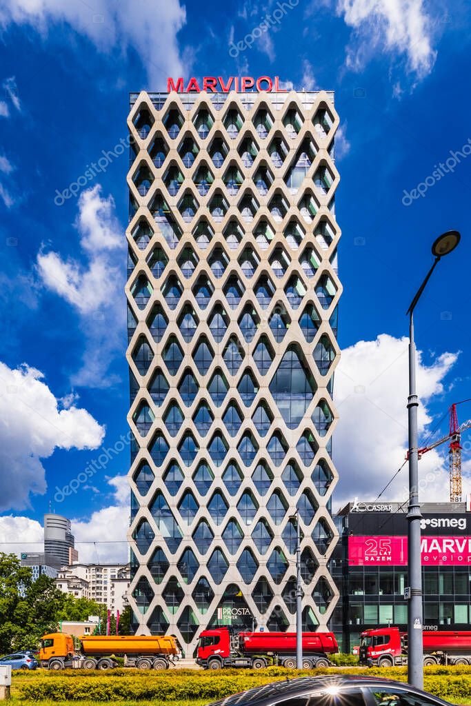 Varsovia, Polonia - Julio 2022: La fachada del edificio de oficinas de la Torre Prosta con una ...