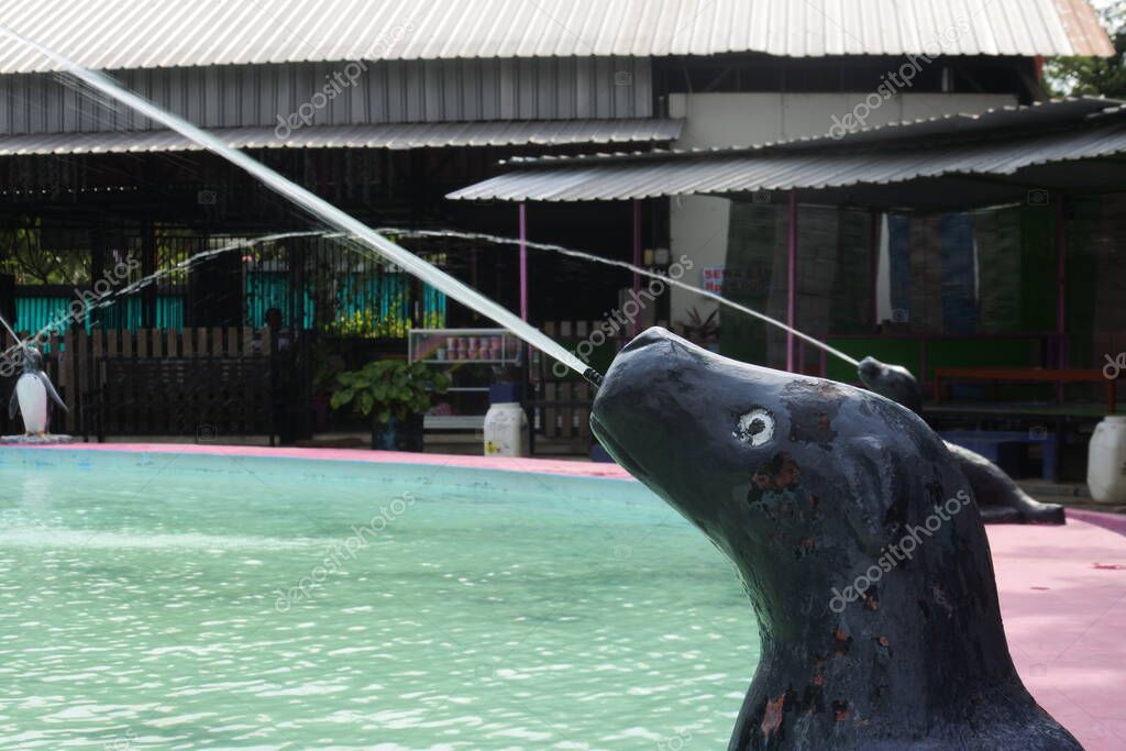 la hermosa piscina dentro del parque de atracciones para niños en Blora ...