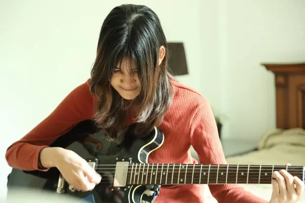 Julie pakipot no guitar images libres de droit, photos de Julie pakipot ...