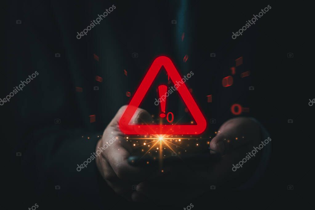 Empresario que usa señal de advertencia de triángulo rojo del teléfono ...