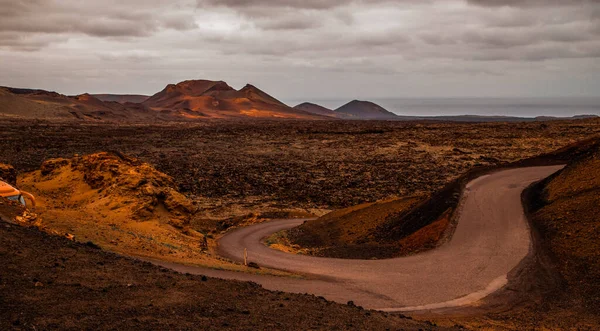 Increíble paisaje panorámico del volcán en el parque nacional de Timanfaya. Turismo popular en ...