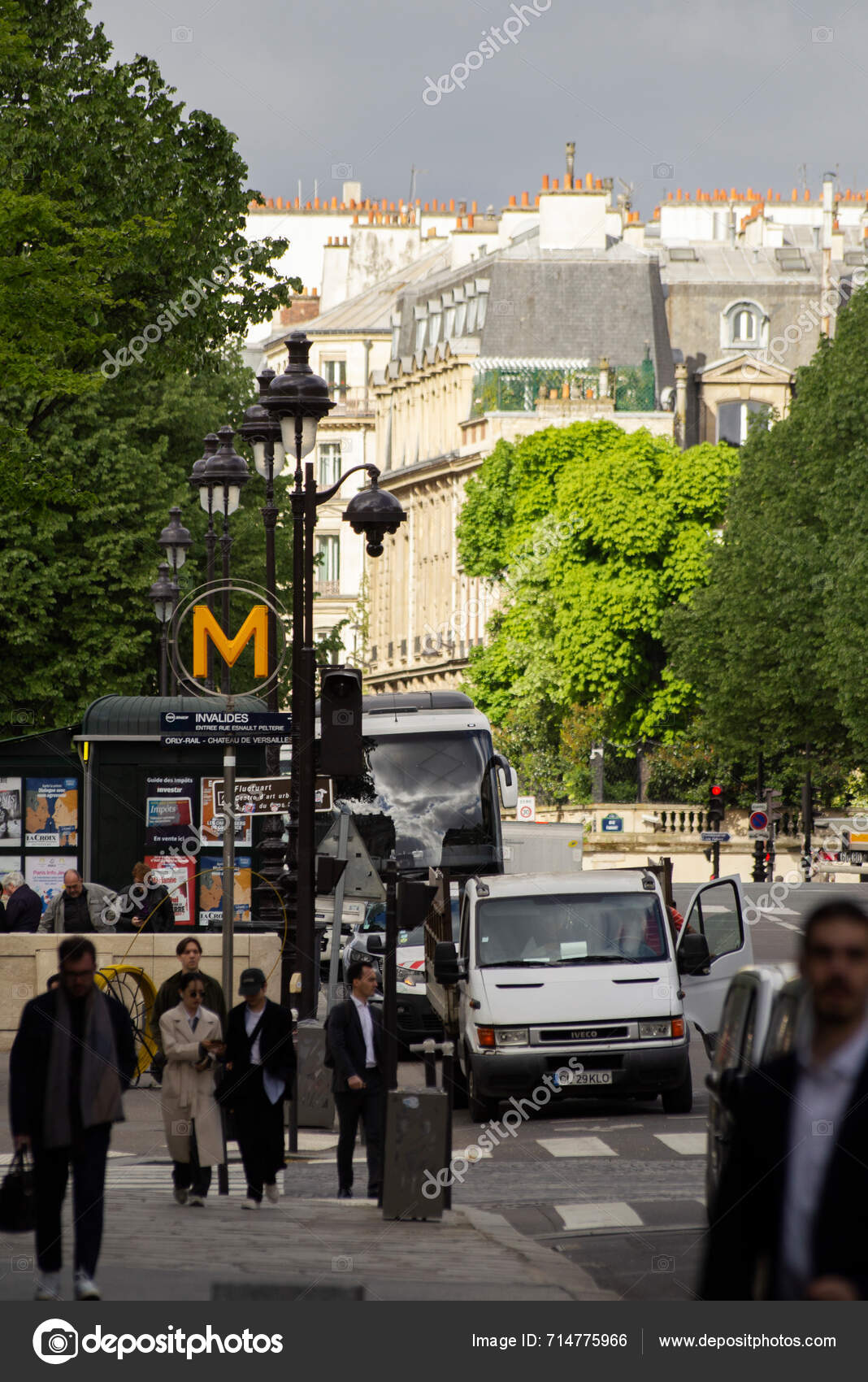 Paris França Abril 2024 Estação Metrô Invalides Paris — Foto editorial ...