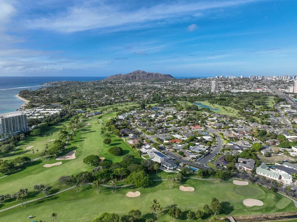 Vista aérea de Kahala con golf y el Océano Pacífico, Honolulu, Hawai 2023