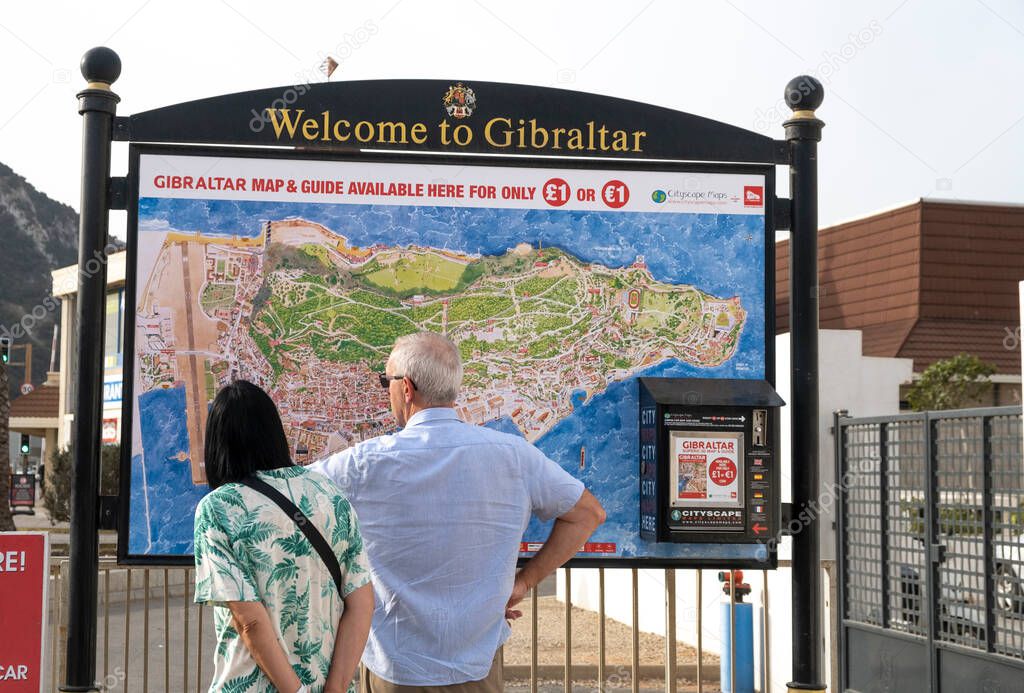 Gibraltar. 26 de octubre 2022. Pareja mayor mirando un gran mapa de Gibraltar, y señalando la ...