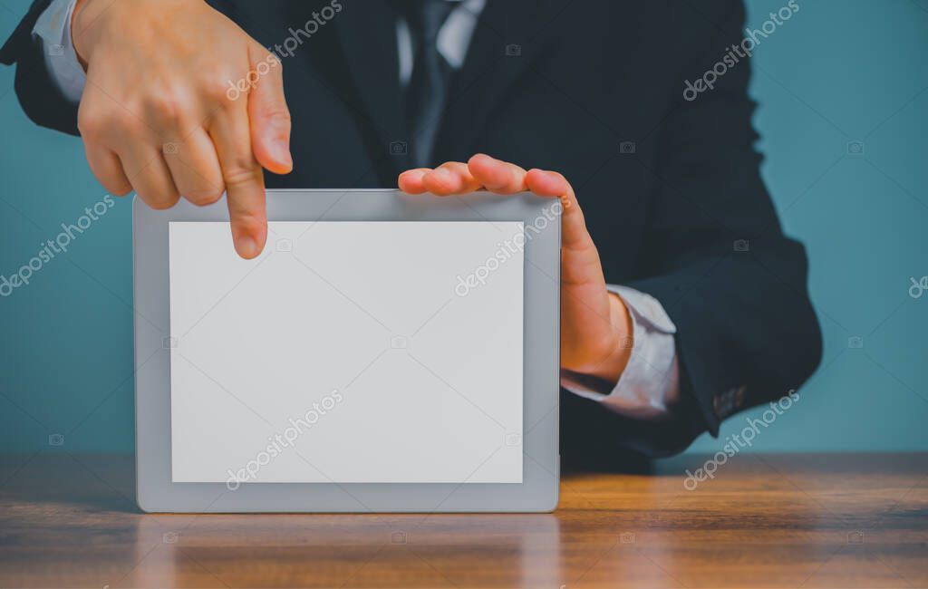 Hombre de negocios sosteniendo y apuntando en la tableta digital en el ...