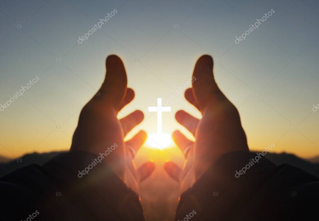 concepto de oración, las manos humanas abren la adoración con la salida ...