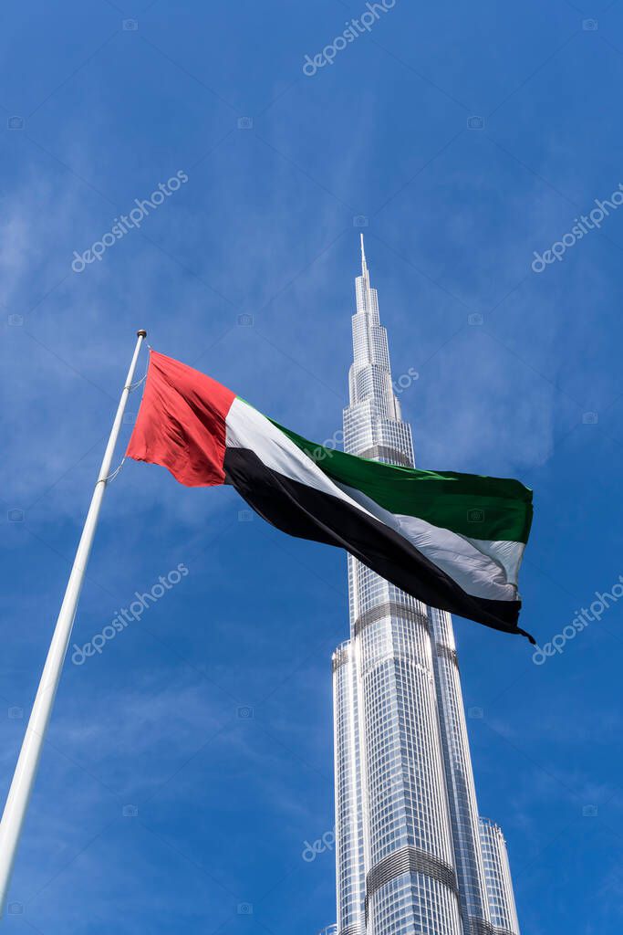 Dubai, Emiratos Árabes Unidos - 7 de marzo de 2023: Bandera de los ...