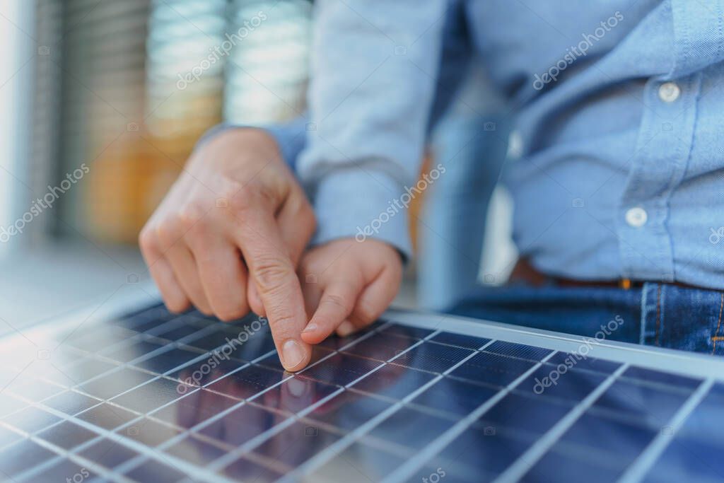 Primer plano del padre mostrando a su pequeña hija unos paneles ...