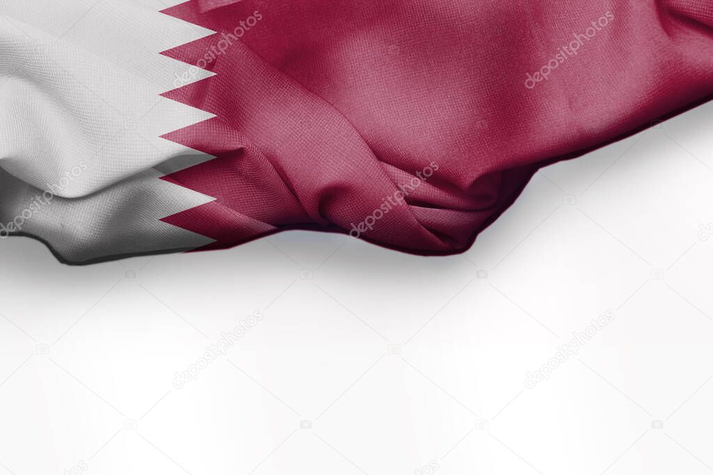Bandera de Qatar ondulada grande sobre tela textil de fondo blanco. El ...