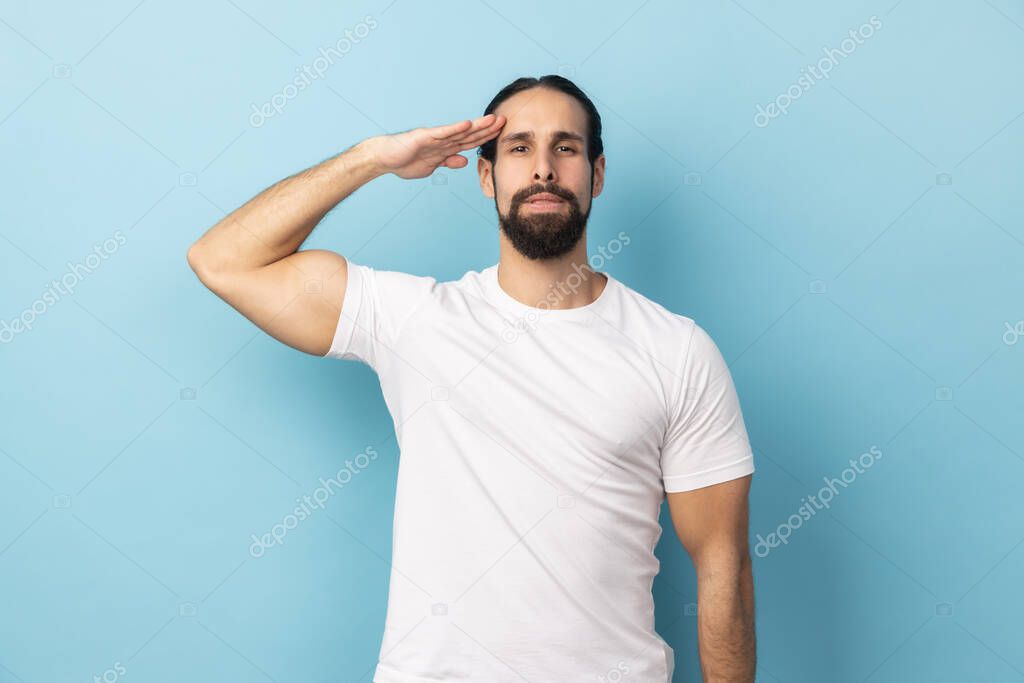 Retrato de hombre serio y responsable culturista con barba dando saludo ...