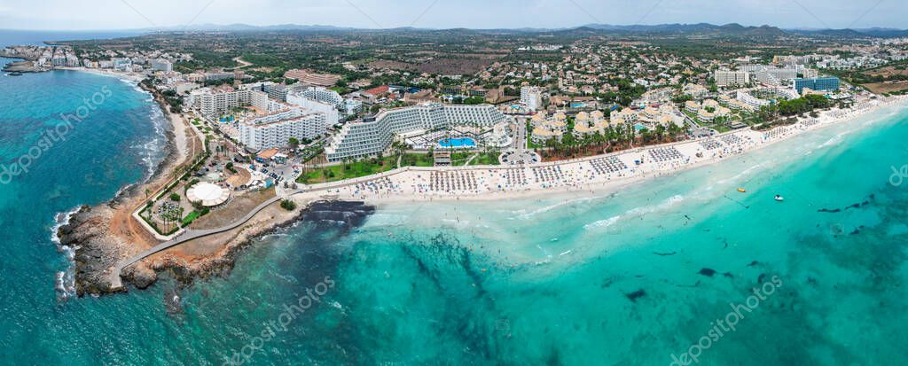 Vista aérea panorámica de la playa de Sa Coma en Mallorca España en un ...