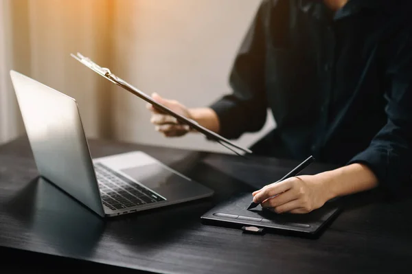 foto recortada del empresario analizando documentos en el escritorio de la oficina y trabajando ...