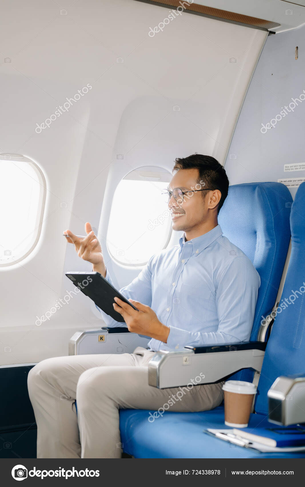 Joven Sonriente Asiático Hombre Negocios Sentado Avión Trabajando ...
