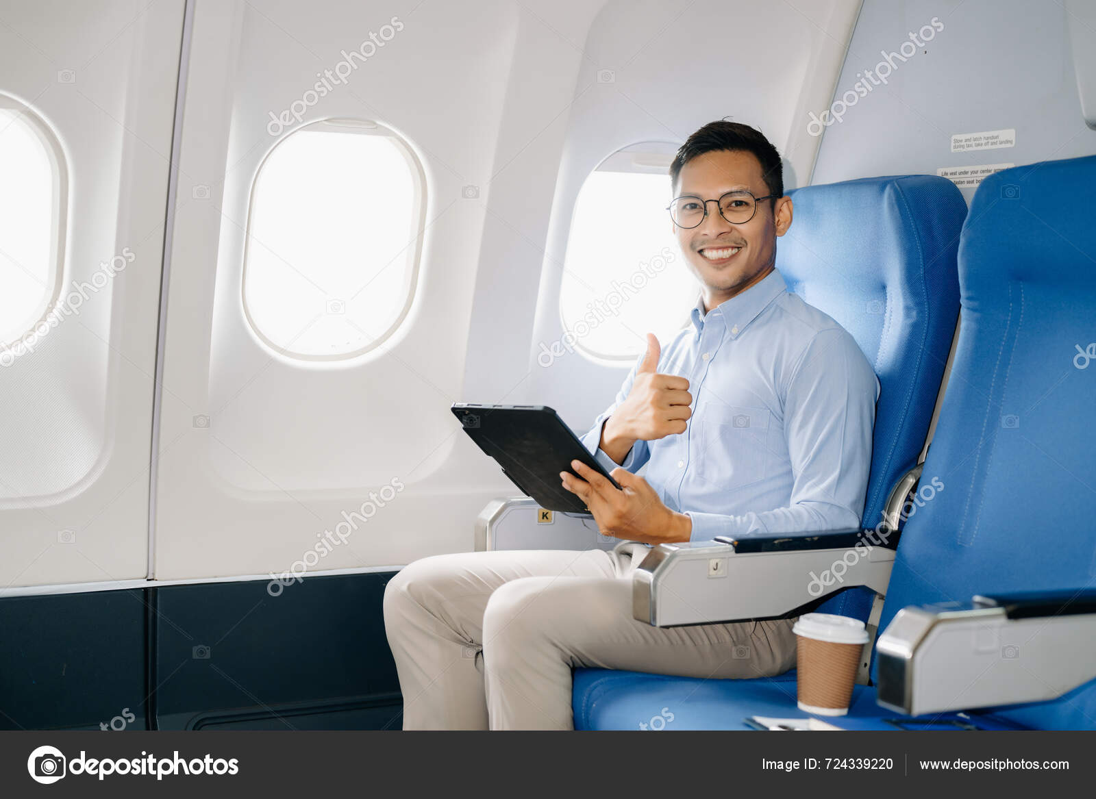 Joven Sonriente Asiático Hombre Negocios Sentado Avión Trabajando ...