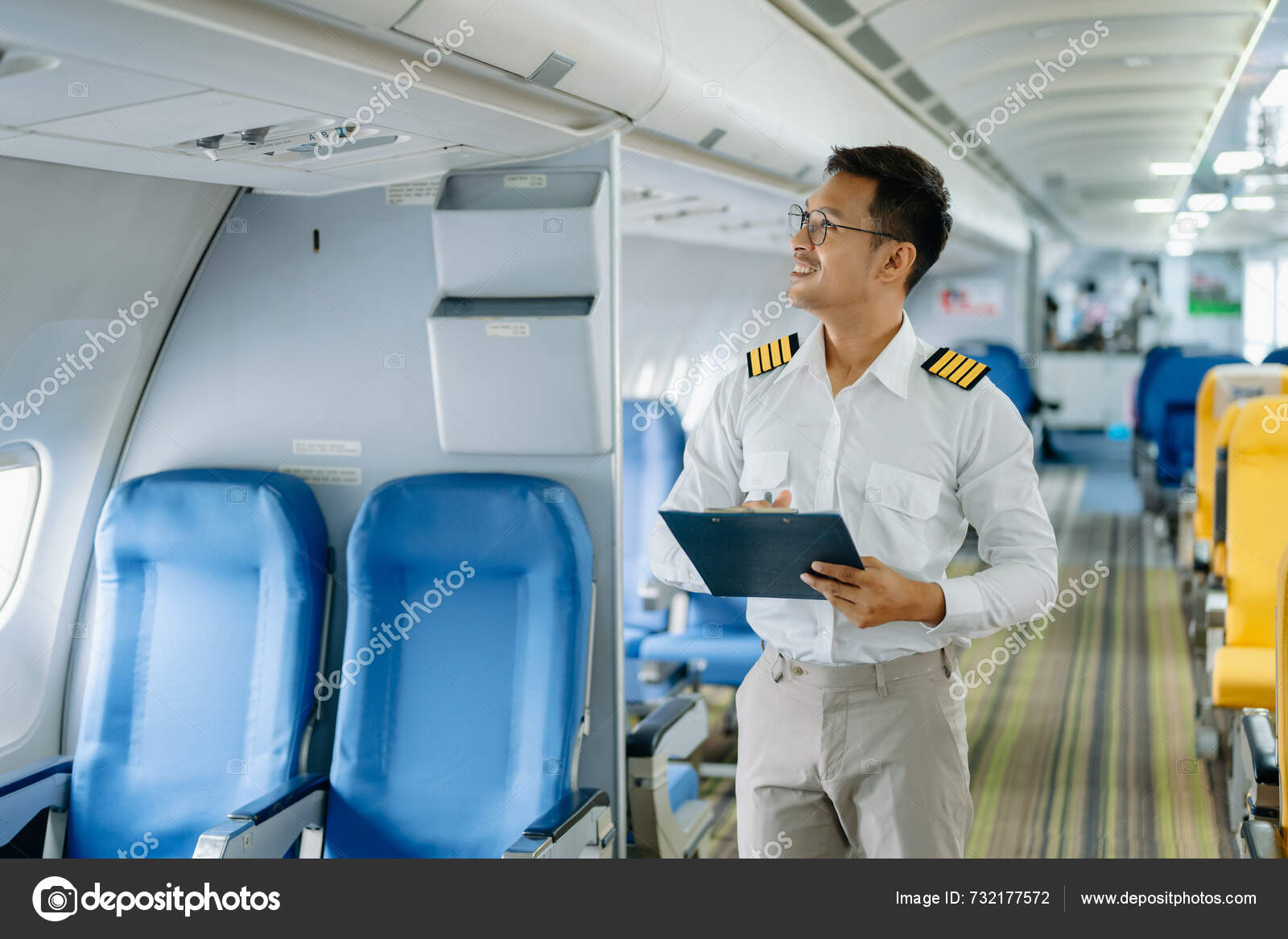 Piloto Masculino Asiático Uniforme Parado Dentro Del Avión Comprobando ...