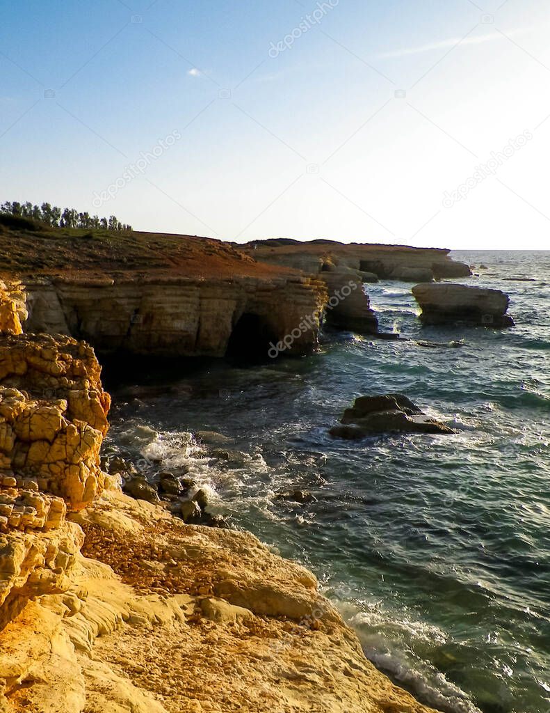 Formaciones rocosas cerca de Coral Bay en la isla de Chipre. Temporada ...